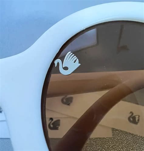 Mini 3d Metal Logos Stickers On Eyeglass Lenses：custom Sunglasses Logos