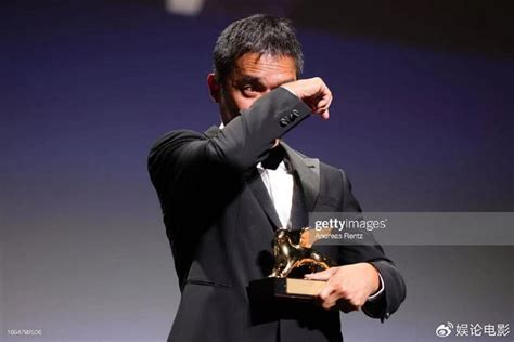 李安为梁朝伟颁发威尼斯终身成就奖，其喜极而泣，抹眼泪也太可爱
