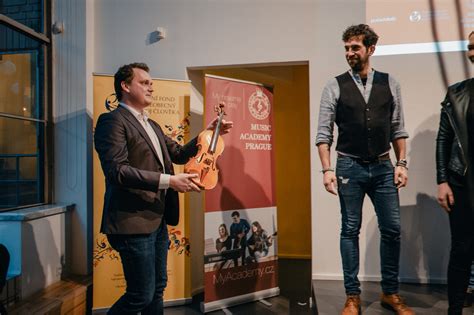 Nevidomý Benjamin Levíček Získal Housle Z Dílny Václava Pikrta Frontman Cz