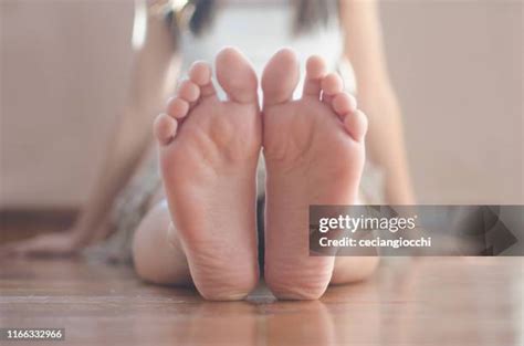 118 Stock Fotos Und Hochauflösende Bilder Zu Barefoot Soles Female