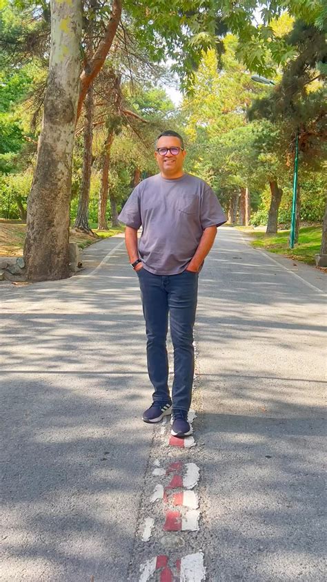 ‎محمود پورعیسی‎ ‎ امشب، گرسنگان زمین، قرص ماه را از سفره‌ی سخاوت دریا ربوده‌اند اما، نسیم مست