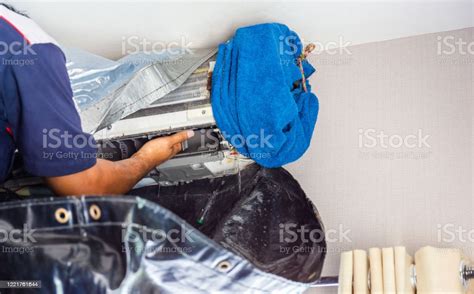 에어컨 수리 수리공 점검 및 객실 에어컨 시스템 청소 의 닫기 설치에 대한 스톡 사진 및 기타 이미지 설치 전기로 주거 건물 Istock