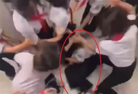 Xôn Xao Clip Nữ Sinh Bị Nhóm Bạn Vây đánh Trong Nhà Vệ Sinh Trường Học