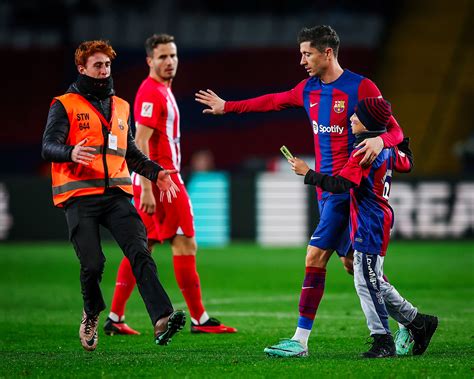 محافظت لواندوفسکی از هوادار خردسال در مقابل نیروهای امنیتی عکس طرفداری