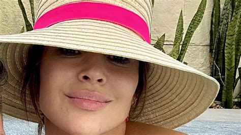 Alyssa Milano 51 Praised For Her ‘voluptuous Figure As She Stuns In