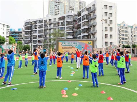 践行阳光体育，培养阳光少年