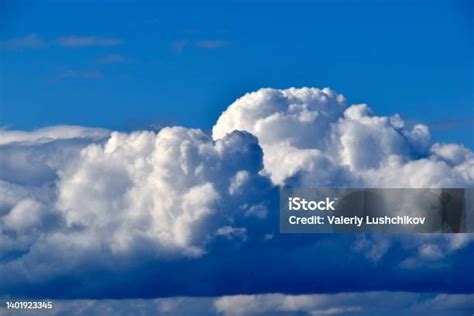 Awan Biru Gemuruh Lebat Dengan Hujan Dan Badai Foto Stok Unduh Gambar Sekarang Abu Abu Alam