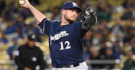 사진 힘차게 공 뿌리는 밀워키 알렉스 윌슨