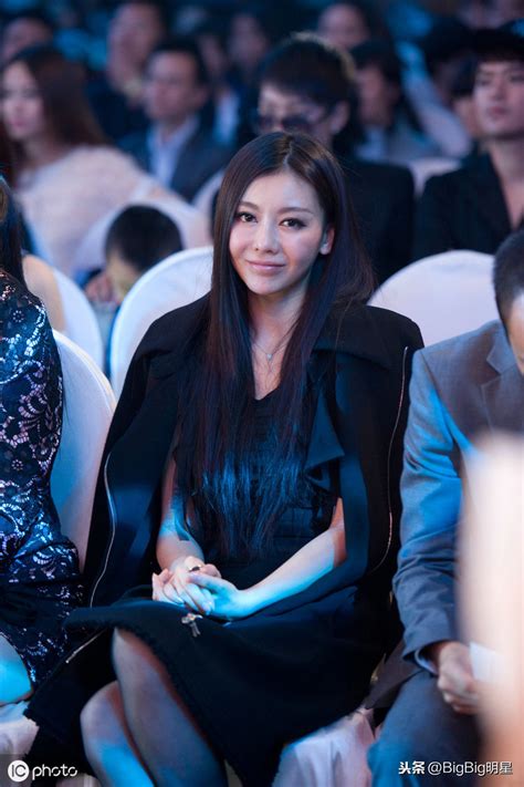 巩新亮亮相活动 风韵十足，网友：坐姿摆的好？ 搜狐大视野 搜狐新闻