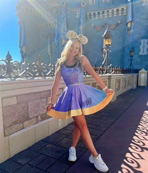 Blonde Cutie At The Castle R Hotgirlsatdisneyland