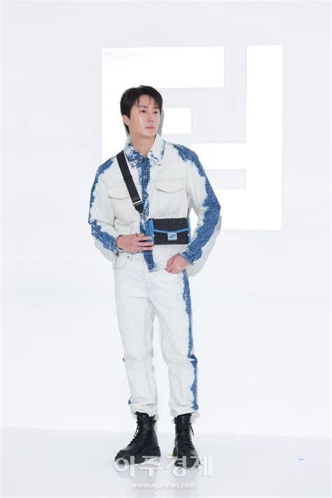 화보 무보정 원본 펜디 포토콜 참석한 정일우 사진 7장 아주경제