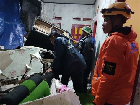 Satu Rumah Di Cicurug Sukabumi Tertimbun Longsor Tiga Orang Tertimbun Radar Sukabumi