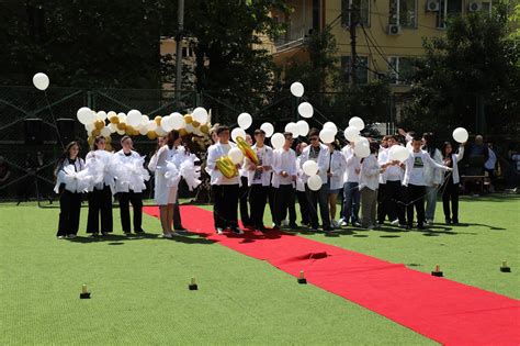 ზესტაფონის ზესტაფონის მერმა მე 12 კლასელებს სკოლის დამთავრება
