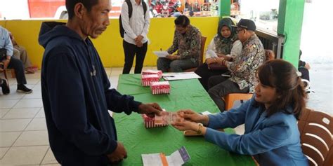 Warga Menerima Upah Tukang Program BSPS NAHP Tahun Kaltengdaily