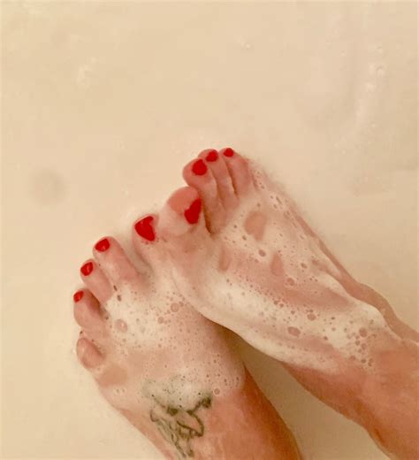 Foot Goddess Harlee — Fresh Pedicure Hot Shower Wet Soapy Feet 🖤🖤