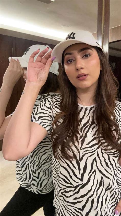 Disha Parmar कैजुअल वियर में दिखी बेहद स्टाइलिश