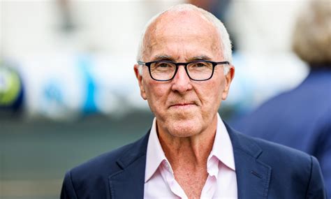 Om Mccourt Se Positionne