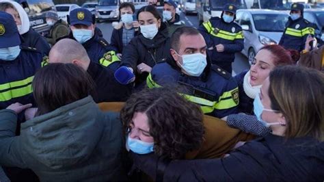 „პოლიციელმა მუცელში რამდეჯერმე დაარტყა“ — ინსპექტორმა “დროას“ აქტივისტის დაშავებაზე გამოძიება