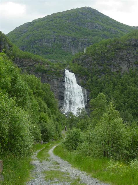 Fossen Bratte A Love And War Waterfall With Memorials
