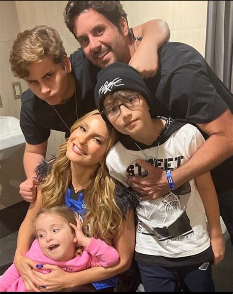 Claudia Leitte posa com os 3 filhos e surpreende: “olha o tamanho”