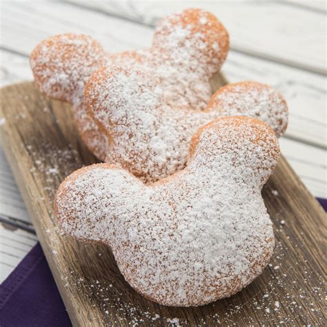 Must Have Food And Drinks In Disneyland Via
