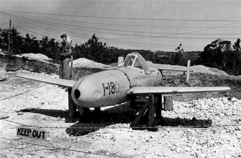 読谷飛行場（沖縄）で日本軍が遺棄した特攻兵器「桜花」＝1945年6月（米海兵隊提供） 祖父は「人間爆弾」部隊にいた 福岡・志免町で知った