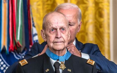 Capt Larry Taylor Medal Of Honor Recipient Dies At 81 Stars And Stripes