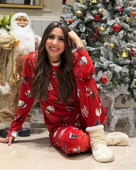 بالبيجامات الحمراء، جنات تحتفل مع بناتها بالكريسماس صور