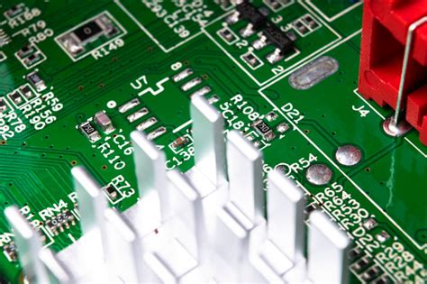 저항기 마이크로 칩 및 전자 부품이 있는 회로 기판의 매크로 샷 컴퓨터 하드웨어 기술 통합 통신 프로세서 정보 공학 반도체 Pcb 근접 촬영 Cpu에 대한 스톡 사진 및