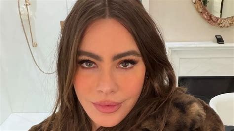 Sofia Vergara 53 Makes A Strapless Suit The Ultimate Press Day Look