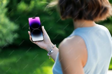 Premium Photo Portrait Of A Smiling Business Woman Using Iphone 13 Pro