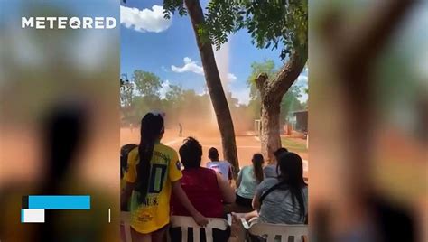 Unglaublicher Staubteufel Auf Einem Fußballplatz In Luque Paraguay