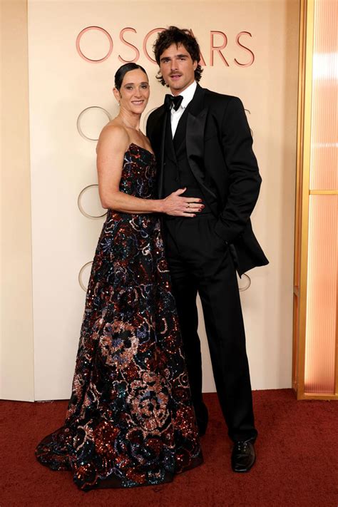Aux Oscars 2026 Jacob Elordi Pose Avec Sa Mère Dans Un Smoking Bottega Veneta