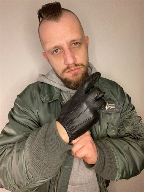 Unbetitelt On Tumblr Wanna Lick My Gloves Wanna Obey To Your Boss