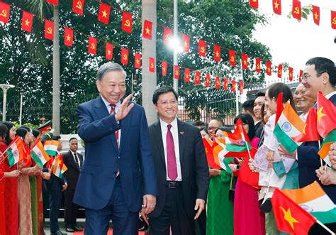 Le Secrétaire Général Et Président To Lam Rencontre Des Expatriés