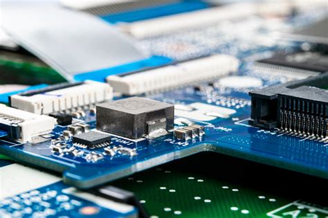 저항기 마이크로 칩 및 전자 부품이 있는 회로 기판의 매크로 샷 컴퓨터 하드웨어 기술 통합 통신 프로세서 정보 공학 반도체 pcb 근접 촬영 cpu에 대한 스톡 사진 및