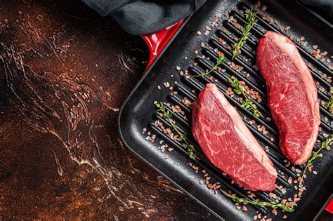 등심 스테이크 또는 브라질 Picanha 그릴 프라이팬에 생 대리석 쇠고기 고기 어두운 배경 평면도 복사 공간 피카냐에 대한