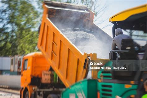도로 건설 및 수리 작업 중 아스팔트 포장 기계 및 증기 도로 롤러 아스팔트 및 포장 과정 새로운 도로 건설 현장에서 일하는