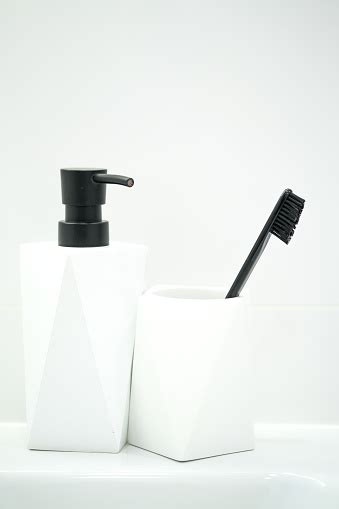 흰색 배경에 다양한 욕실 도구 액화 비누 칫솔의 컬렉션 제로 폐기물 청소 제품의 세트 현대적인 욕실 0명에 대한 스톡 사진 및 기타 이미지 Istock