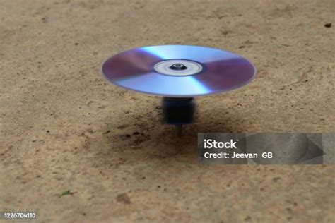 지상에서 회전하는 Cd 드라이브 및 모터로 만든 자이로 스코프 탑 콤팩트 디스크에 대한 스톡 사진 및 기타 이미지 콤팩트