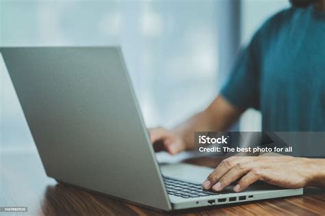 컴퓨터를 사용하는 사람들 노트북 키보드에 입력하는 남성 손의 측면도 노트북에 대한 스톡 사진 및 기타 이미지 노트북 은색 기업 비즈니스 Istock