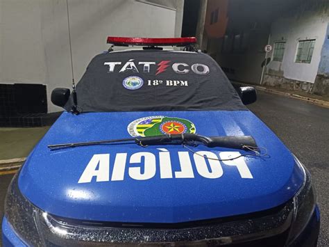 Estilo Rambo Filho Pega A Arma Do Pai E Sai Andando Por Estradas Da