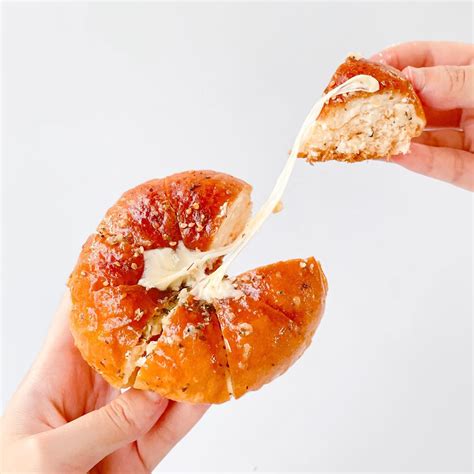 Cozy Baker Cheezy Garlic Cream Cheese Bun🍞