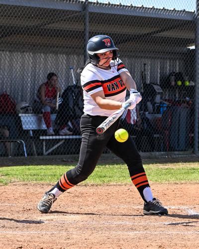 Van Vleck Finishes 2 0 2 At Own Tournament Palacios Goes 1 0 1 Sports