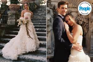 Bride Wears Carrie Bradshaws Wedding Dress From Sex And The City