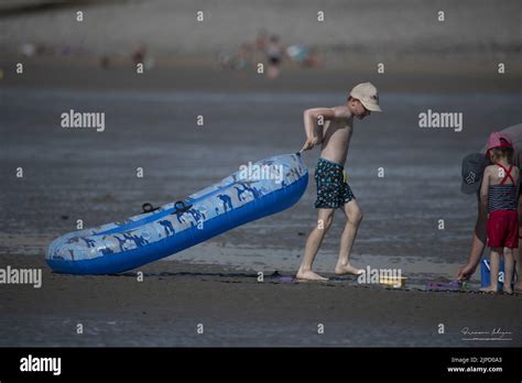 Plage De Ault Onival Bateaux Tracteurs Remorques Voiliers Stock