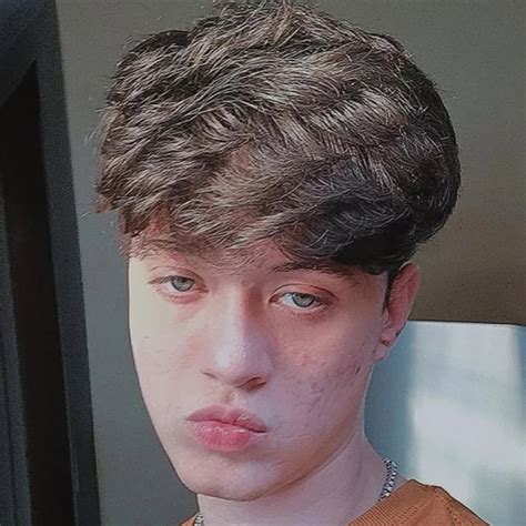 João Vitor Mano Vitor • Threads Say More