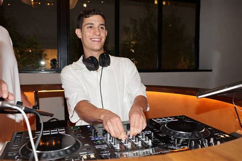 עונת החתונות בעיצומה כוכב הילדים וכוכבת התיאטרון בעל ואישה