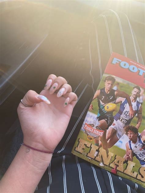 𝚕𝚘𝚞𝚛𝚍𝚢 🎲 Adlı Kullanıcının Basic Aus Girl Panosundaki Pin