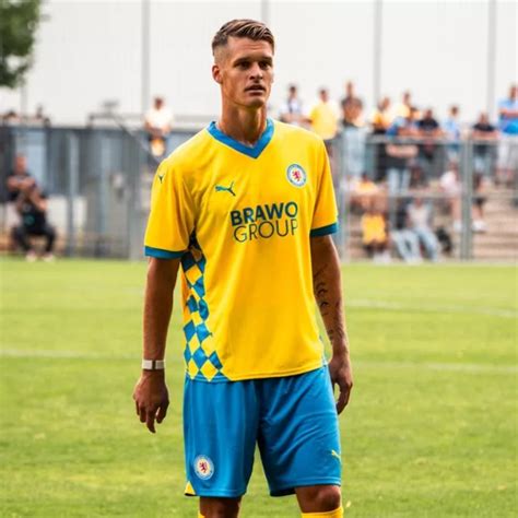 Eintracht Braunschweig 2024 25 主场球衣